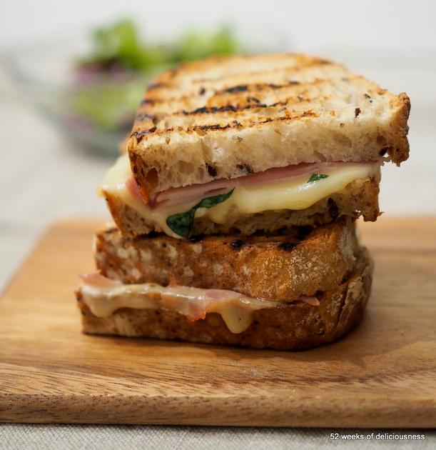 Grillatu juustoleipä sinappikastikkeella | Maku