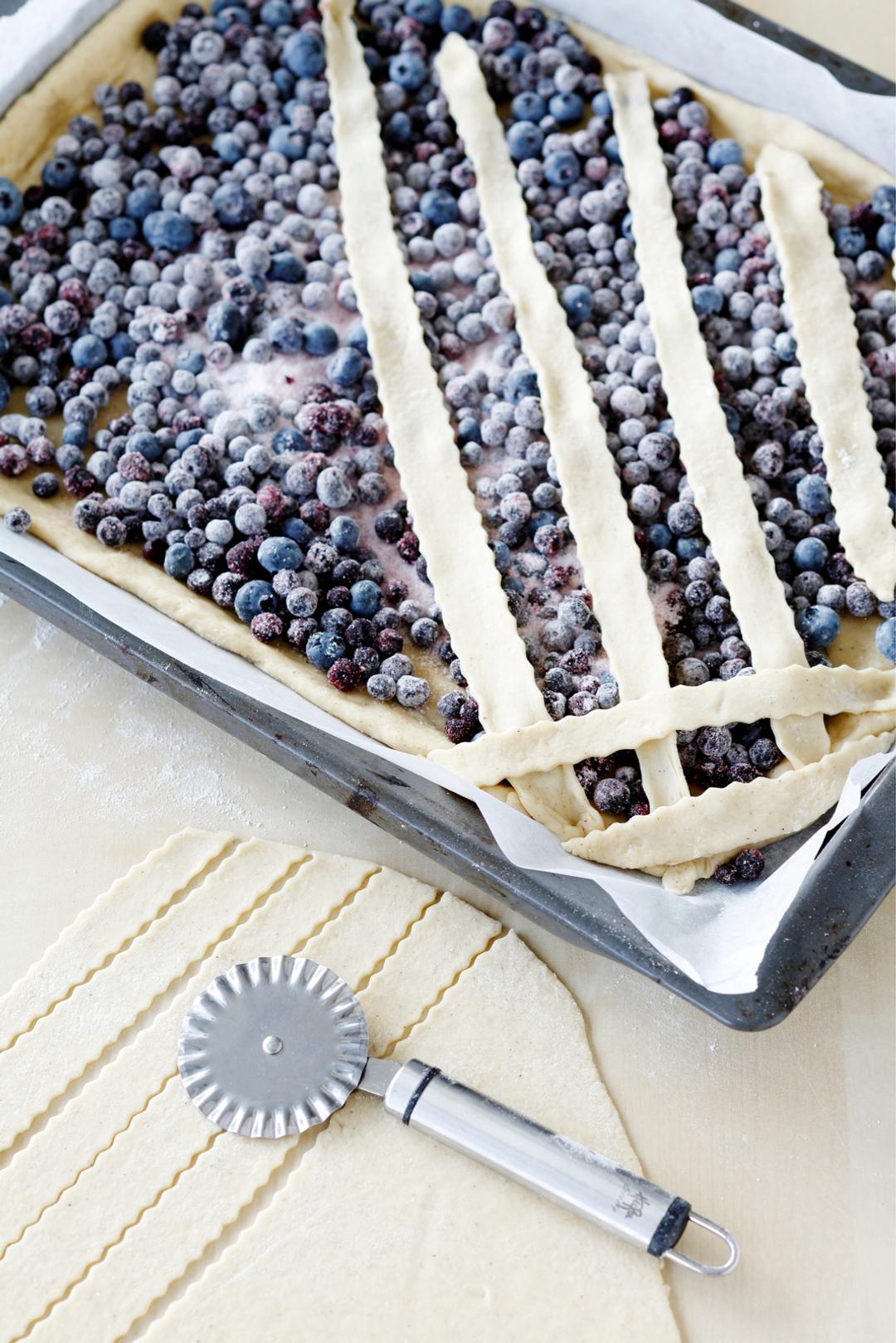 Mustikkapiirakka pullataikinaan – katso ohje! | Maku