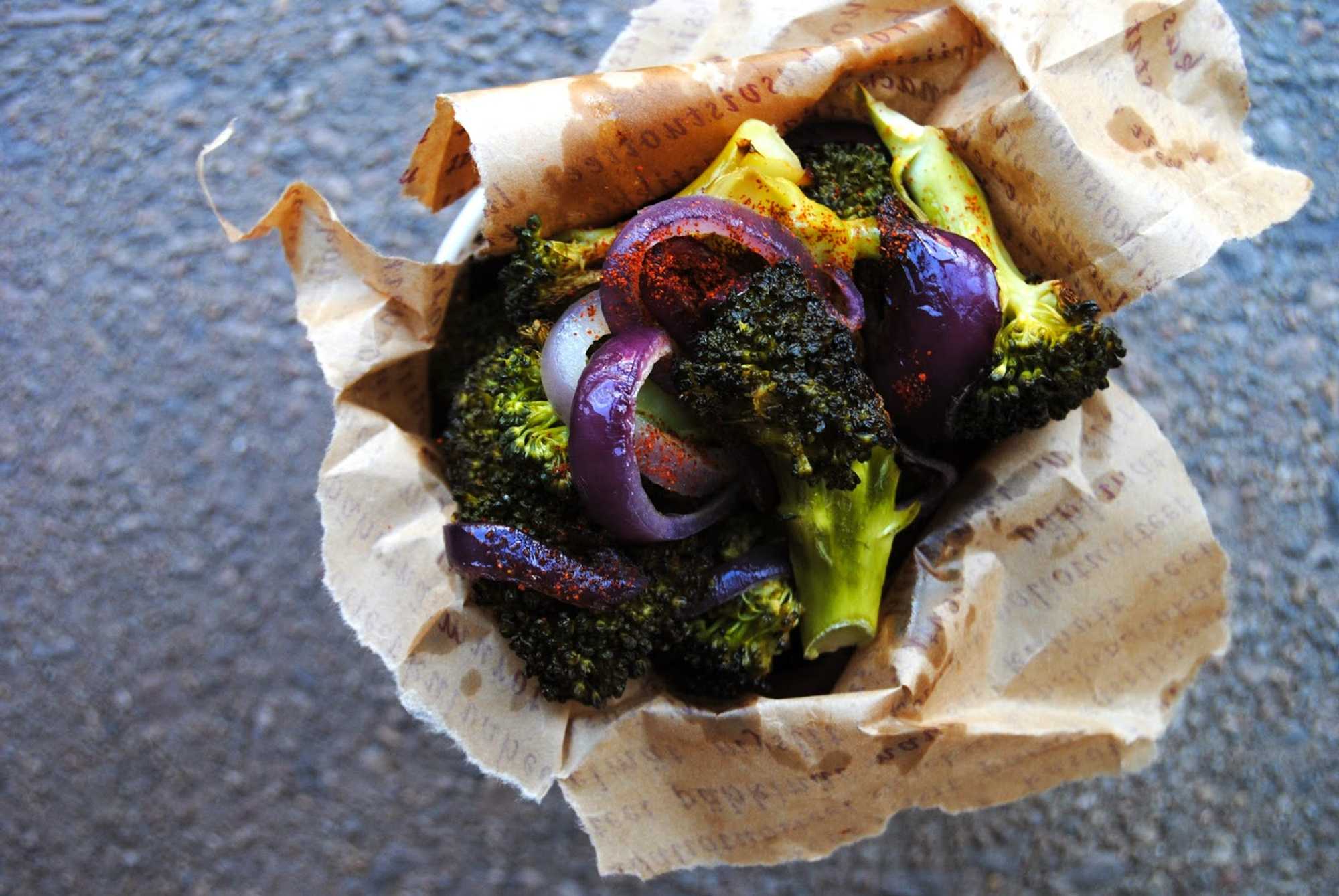 Paahdettu parsakaali ja punasipuli | Maku