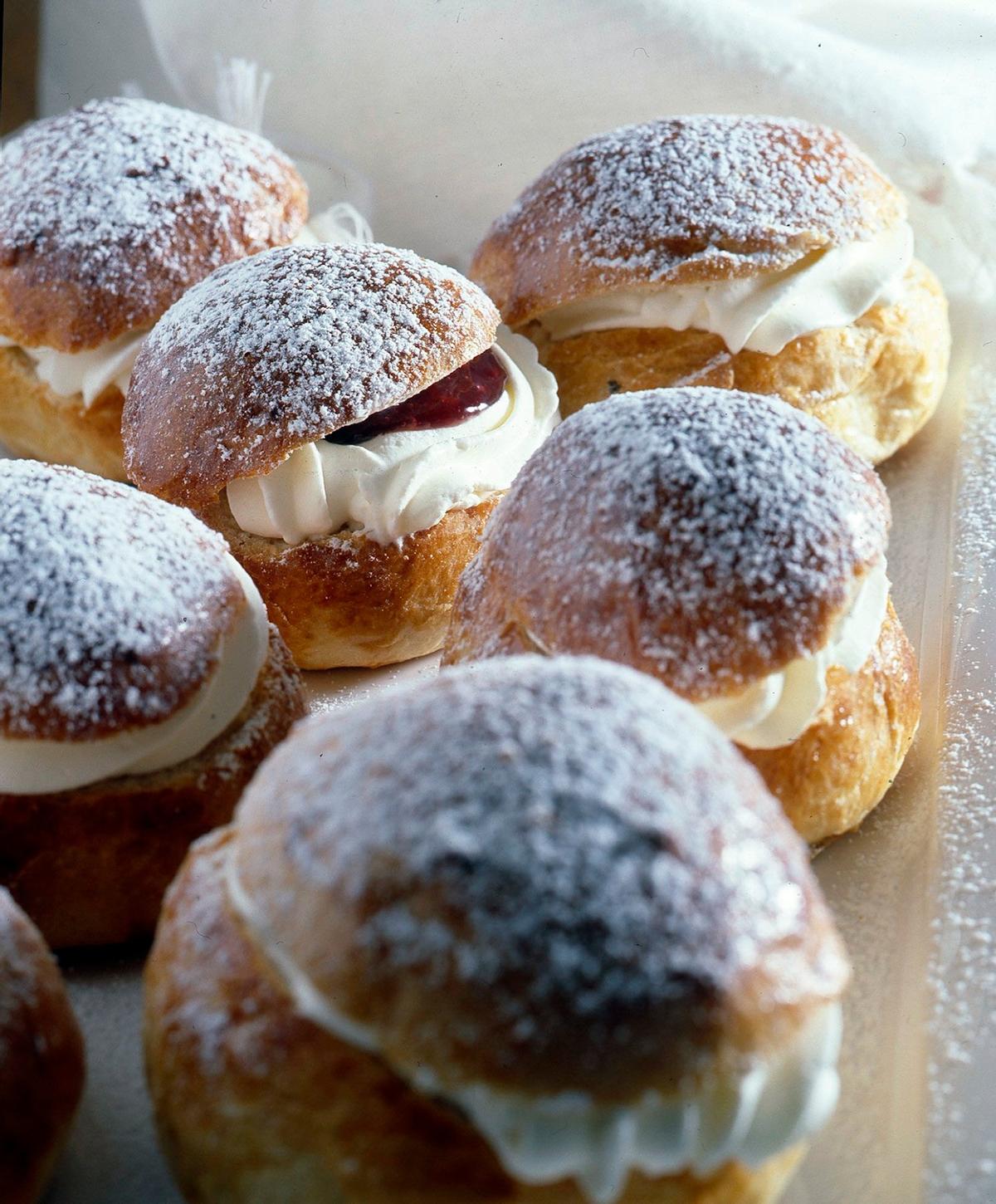 Laskiaispulla – perinteinen ja uudet versiot | Maku