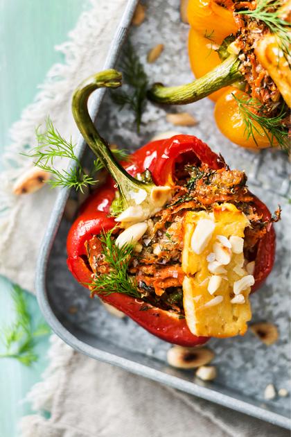 Täytetyt paprikat kasvistäytteellä | Maku