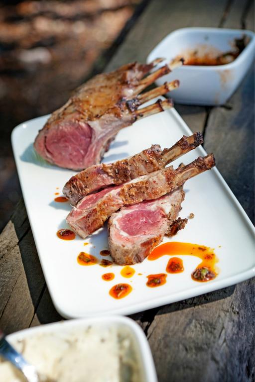 Tomahawk-pihvi grillissä – katso ohje! | Maku