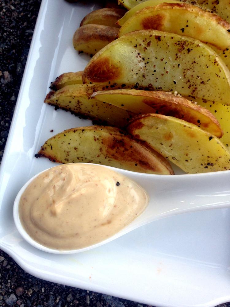 Lohkoperunat ja sitruunainen dippi – katso ohje! | Maku