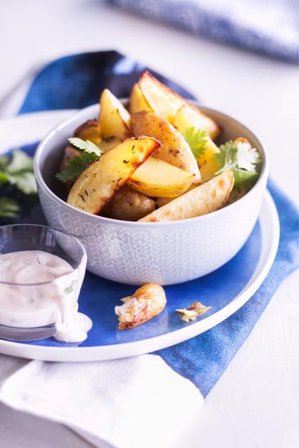 Lohkoperunat ja makea chilidippi | Maku