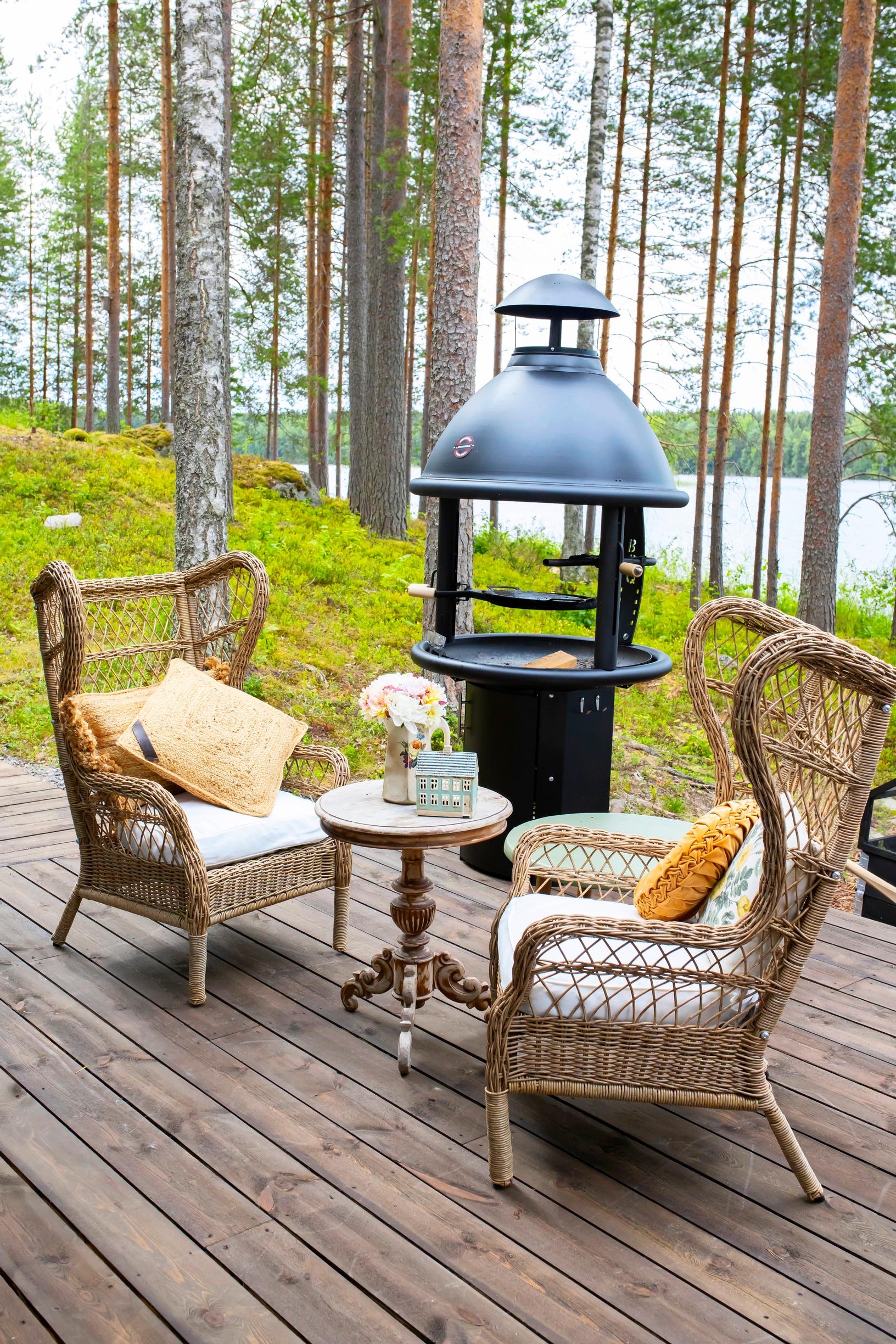 Helppohoitoinen terassialue rantaan | Meidän Mökki