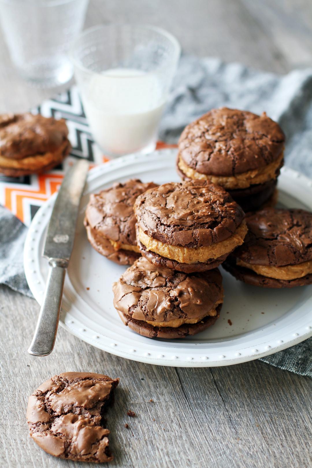 Brownie-keksit pähkinävoitäytteellä | Maku