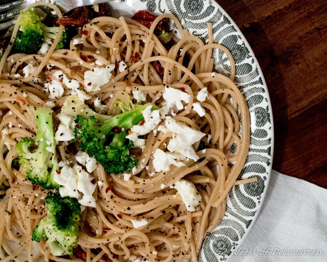 Parsakaali-tomaatti-fetapasta | Maku