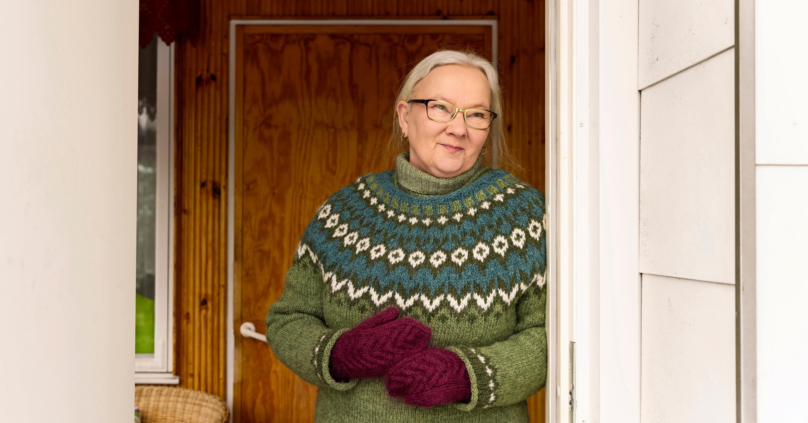 Kun äiti kuoli, neulominen auttoi Tiinaa surussa | Meillä kotona