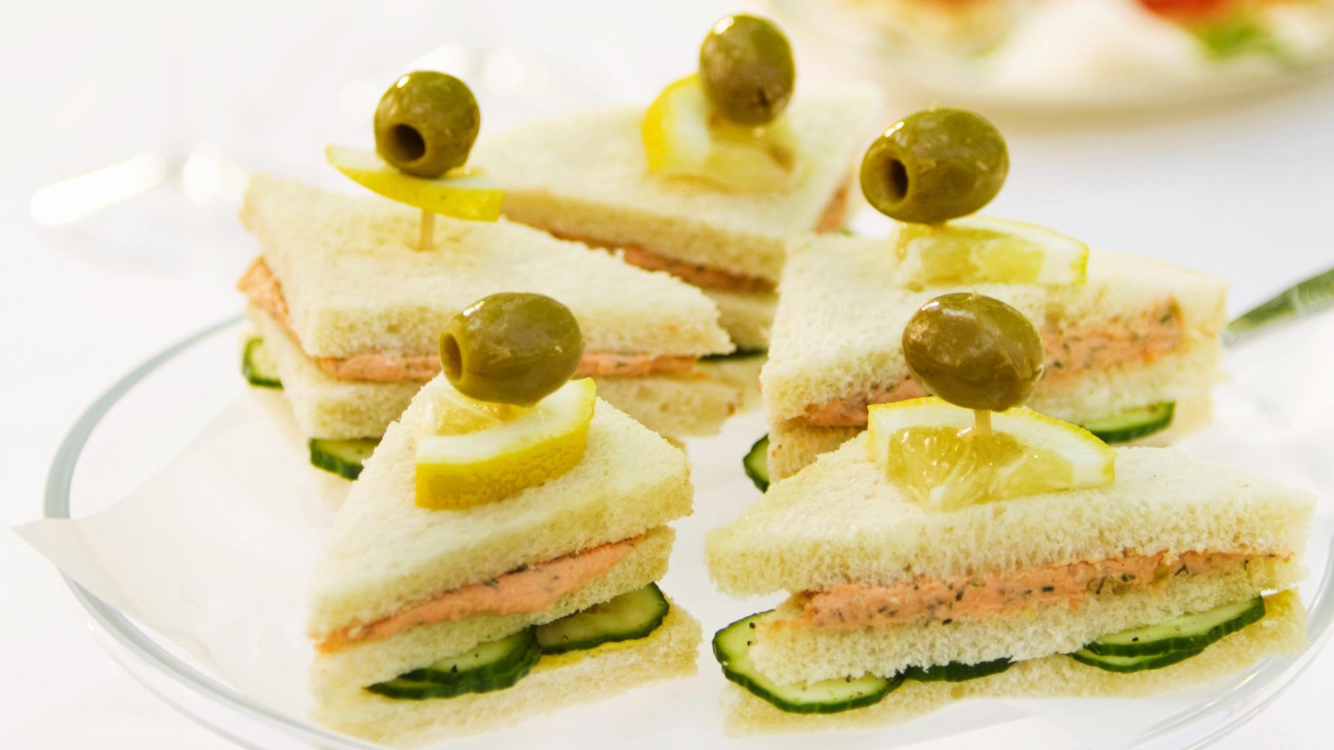 Lohi-kurkkuleivät – katso resepti! | Maku