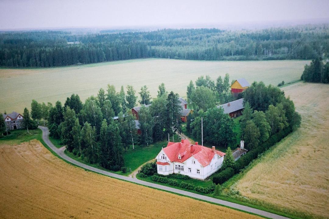 Äiti, kolme pientä lasta ja 650 neliön rämä pitsihuvila | Meidän Talo