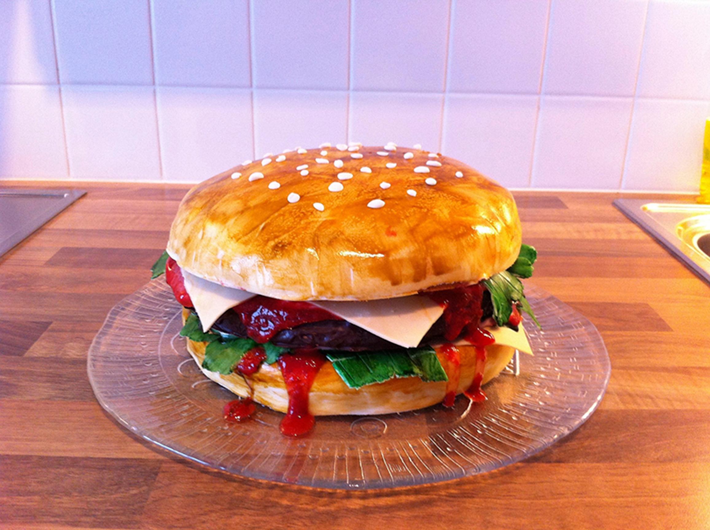 Päivi Heimonen leipoo ällistyttäviä täytekakkuja | Maku