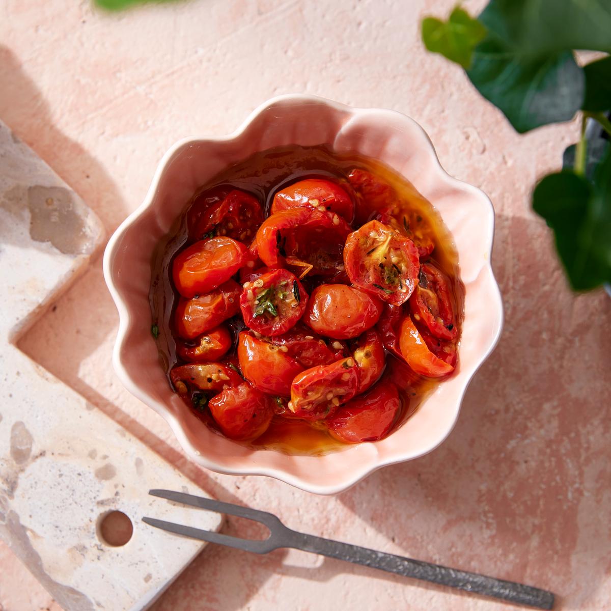 Puolikuivatut tomaatit mausteöljyssä – katso resepti | Maku