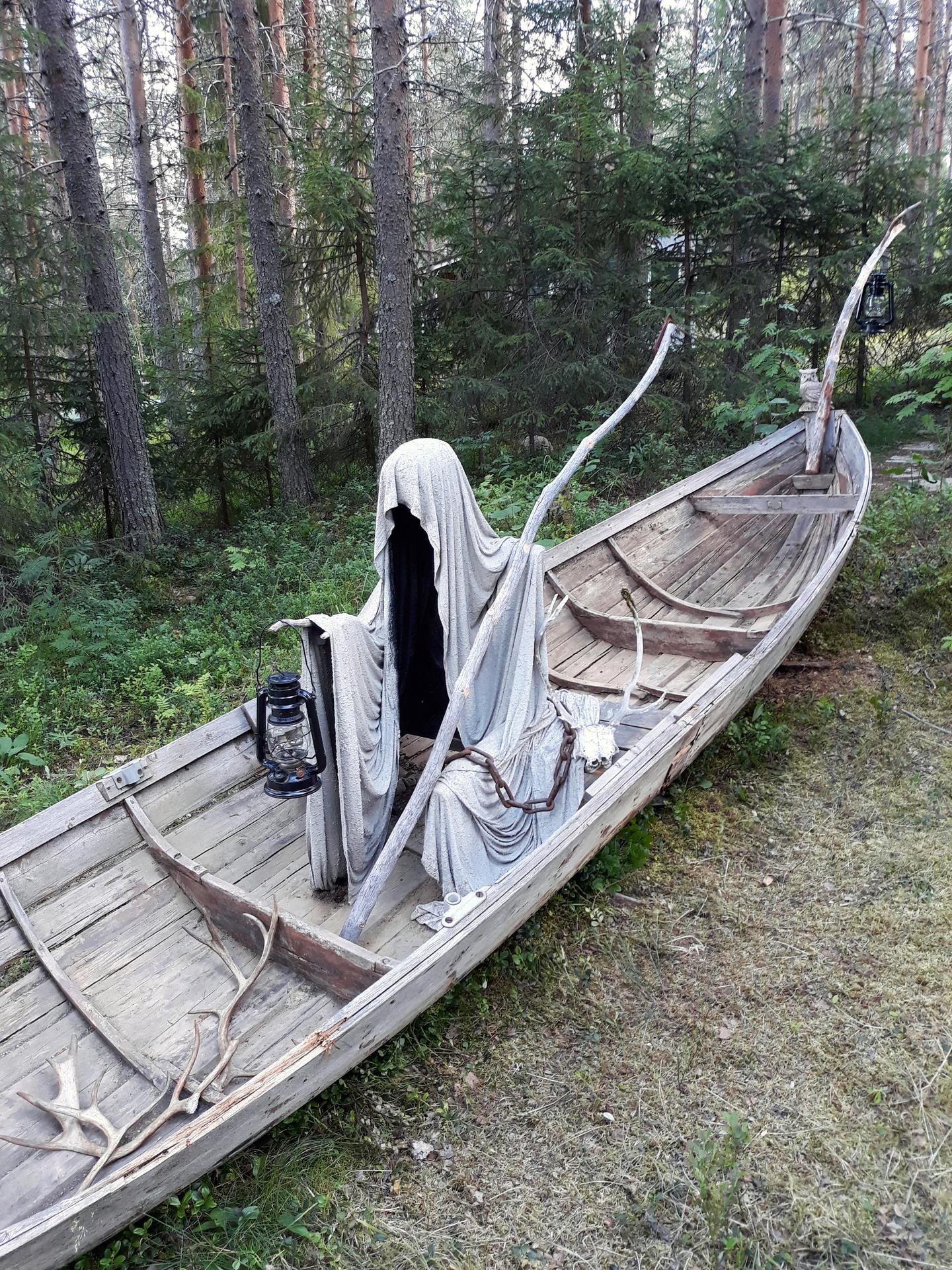 Viikatemies pihakoristeena | Meillä kotona