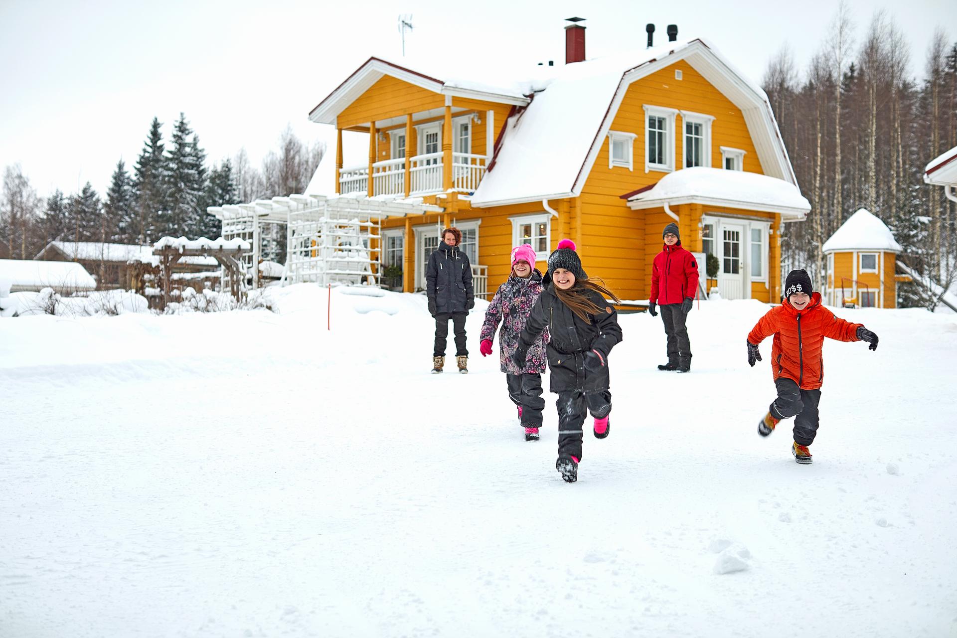 Asta sisustaa uutta hirsitaloaan vanhoilla aarteilla | Unelmien Talo&Koti