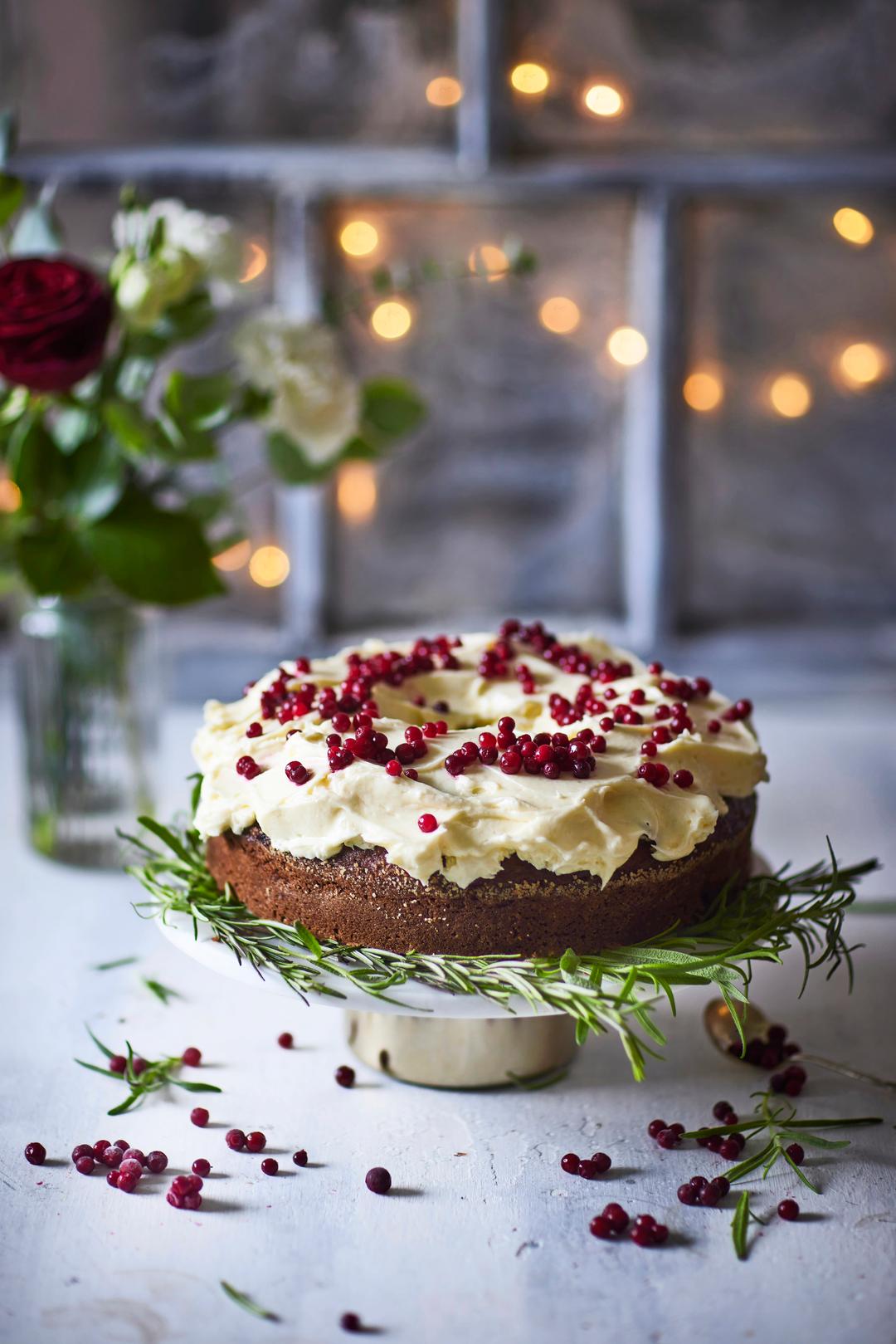 Mausteinen puolukka-omenakakku – katso ohje | Meillä kotona