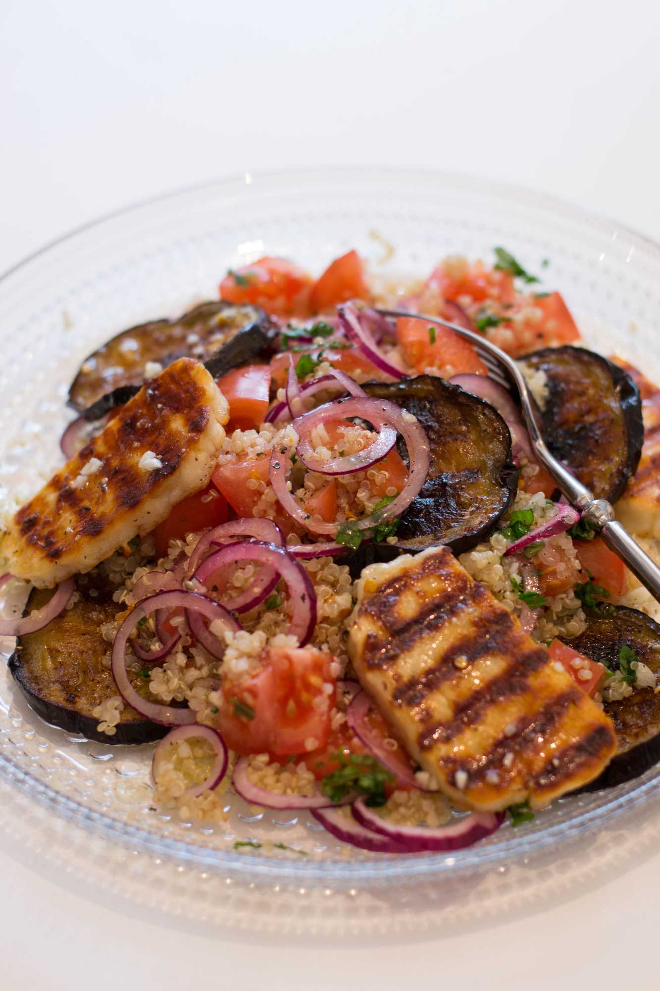 Kvinoa-halloumisalaatti | Maku