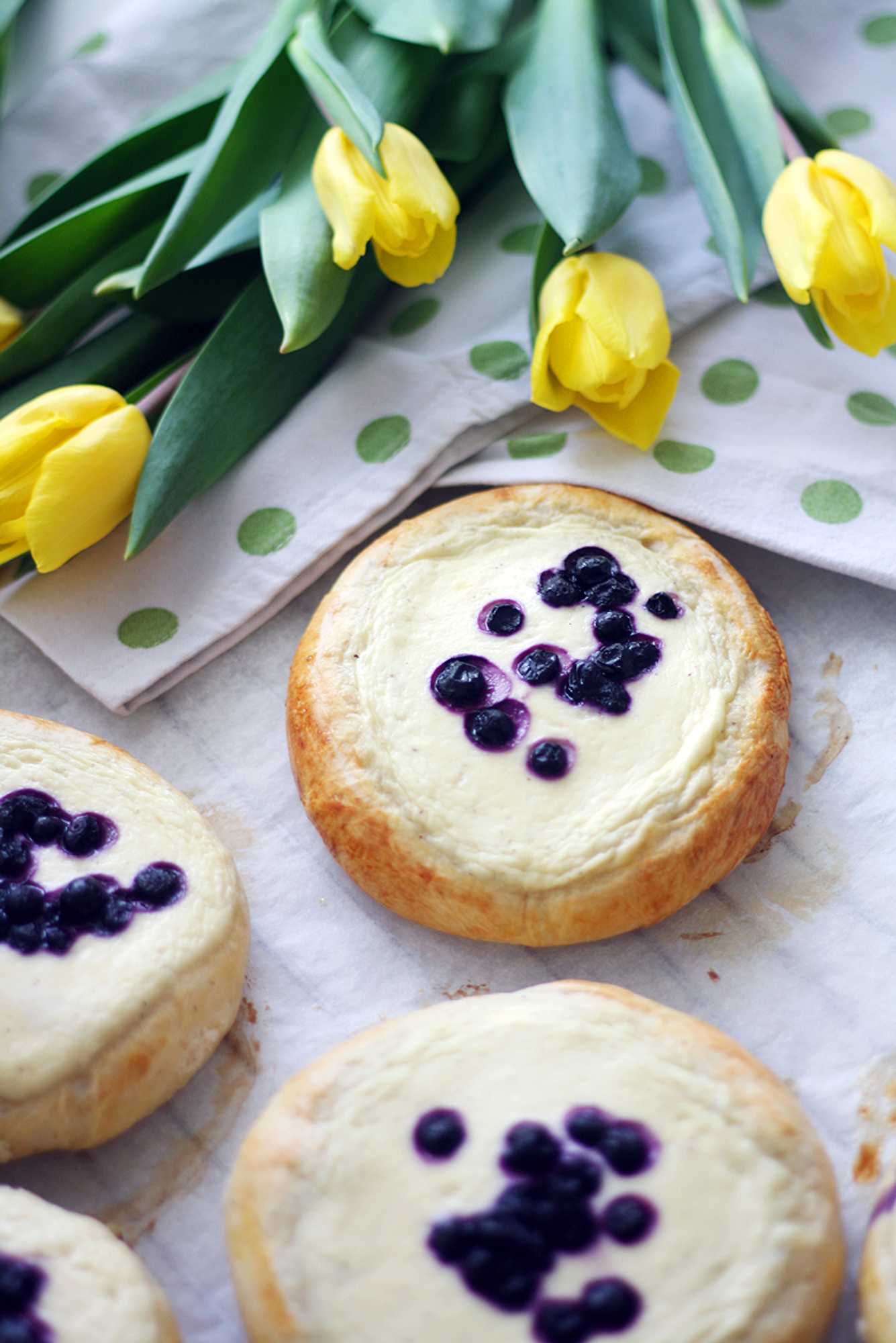 Mustikka-kardemumma-rahkapullat | Maku