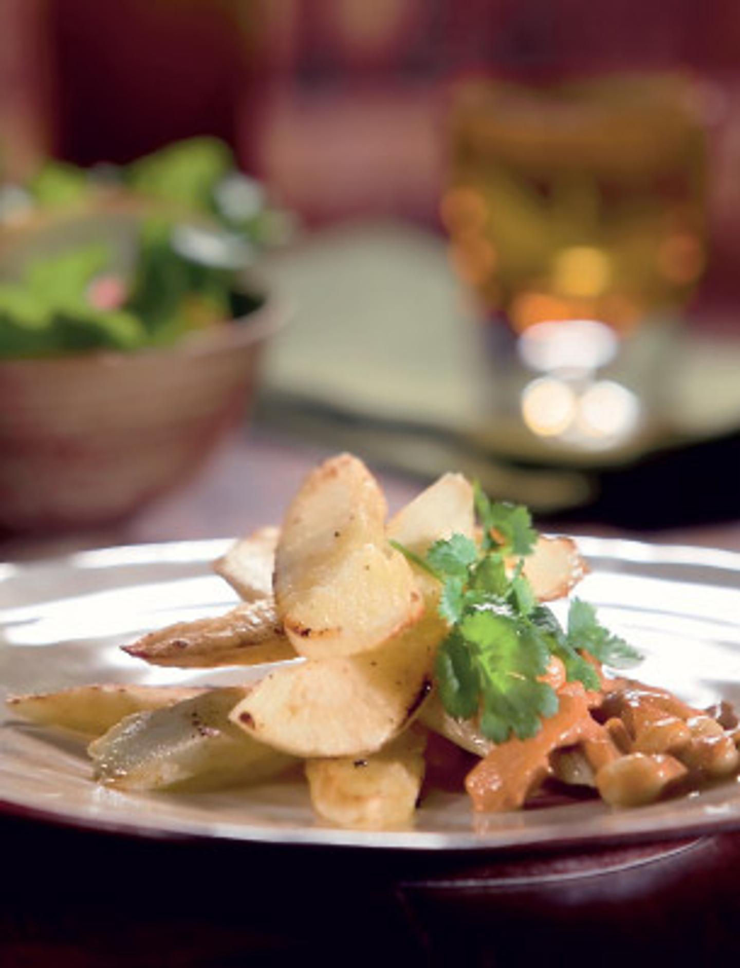 Paistettu maniokki ja maapähkinäkastike | Maku