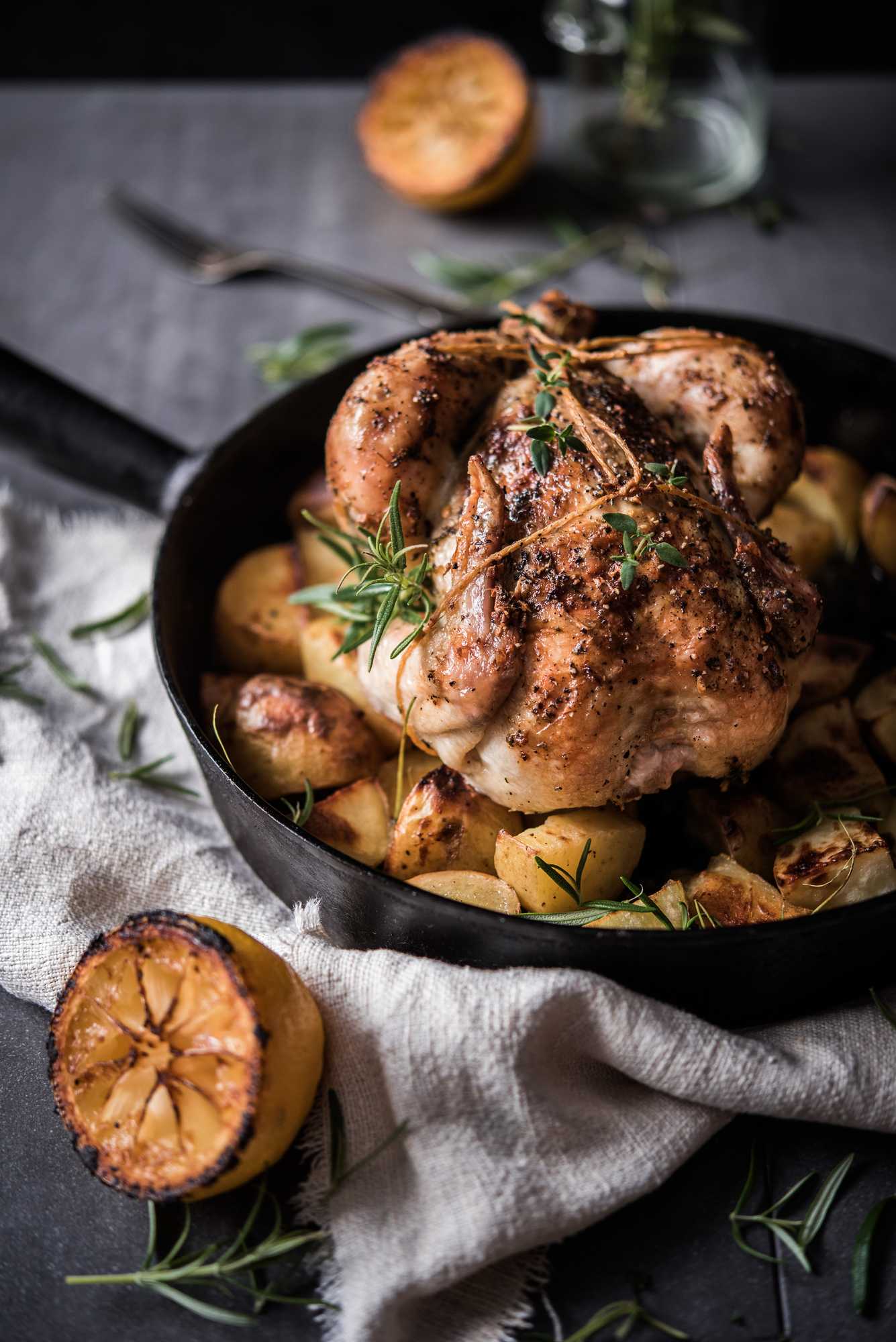 Kokonainen broileri perunapedillä | Maku