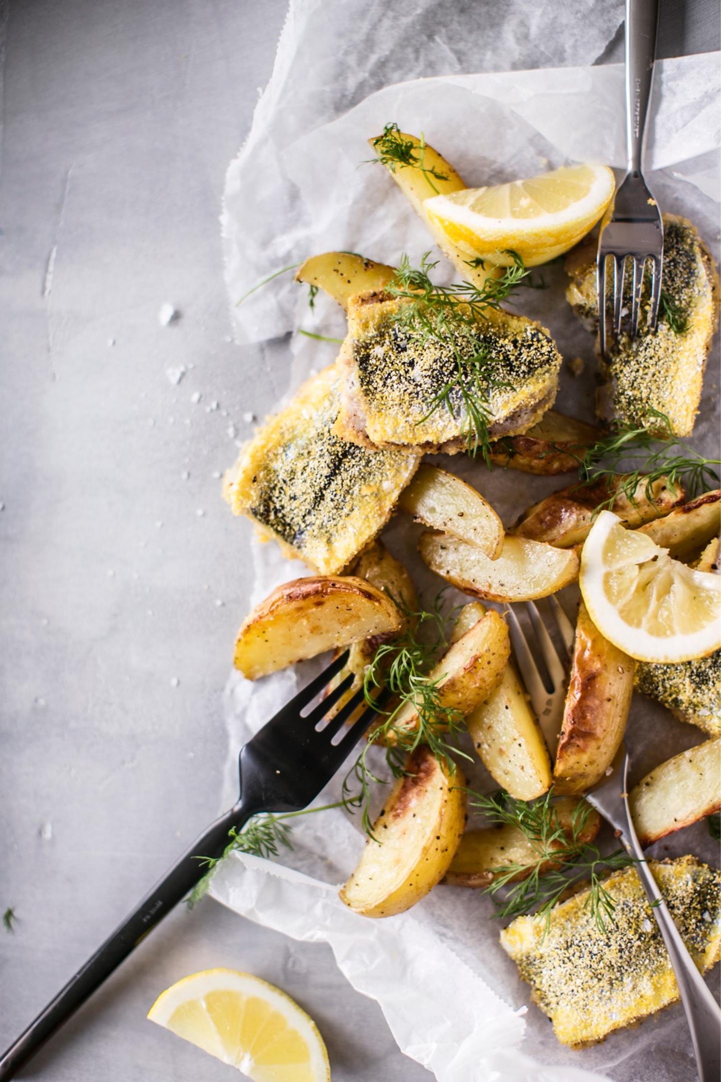 Sitruunaiset silakkapihvit ja lohkoperunat – katso ohje! | Maku