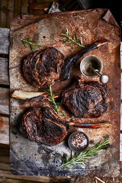 Tomahawk-pihvi grillissä – katso ohje! | Maku