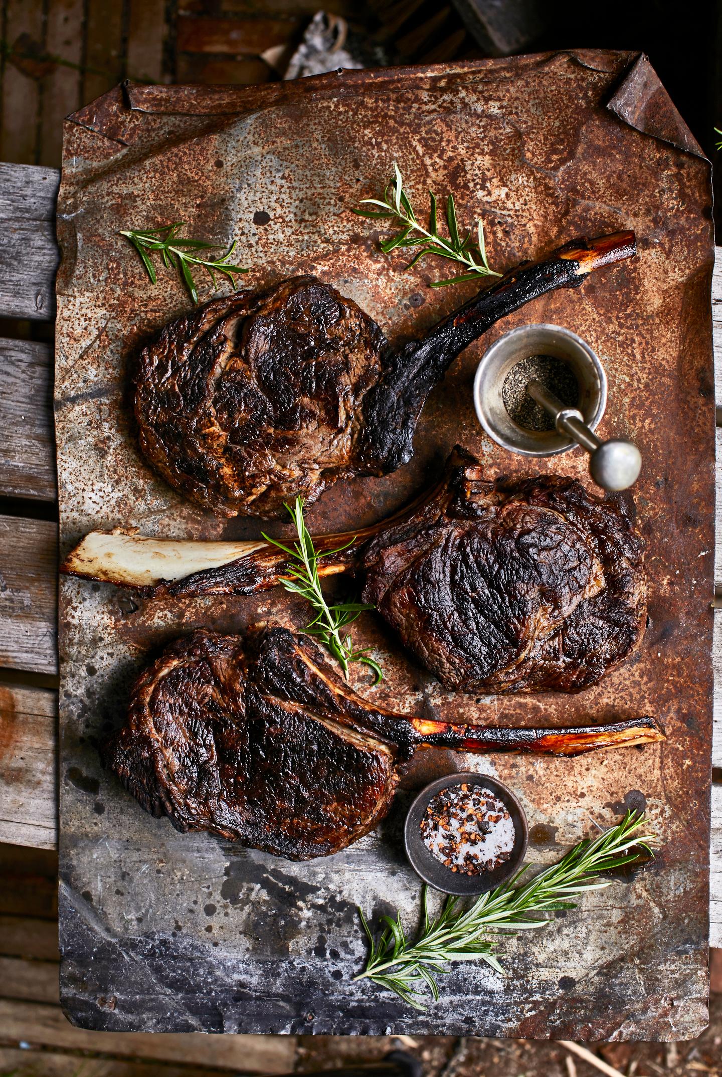 Tomahawk-pihvi grillissä – katso ohje! | Maku