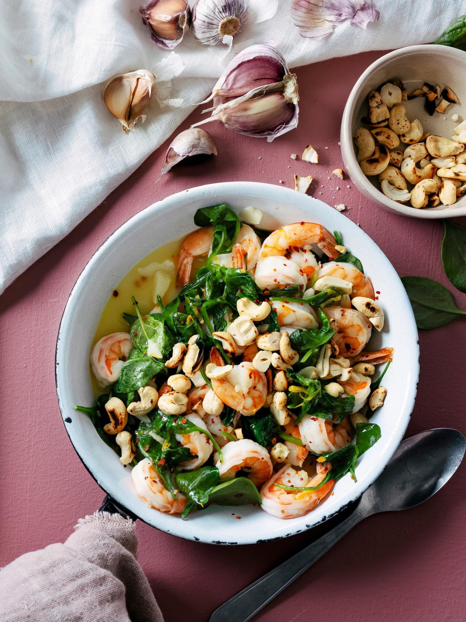 Sitruunainen valkosipuli-jättikatkarapupannu | Maku