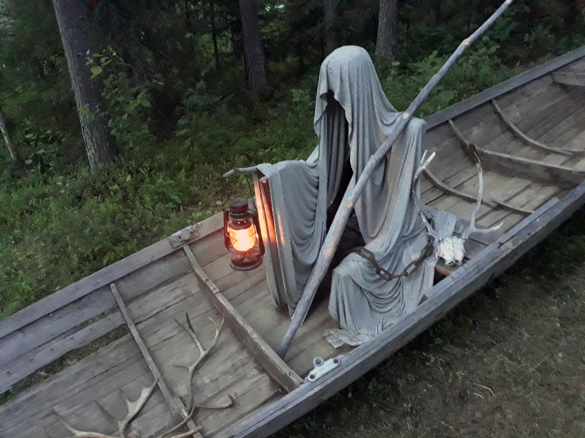 Viikatemies pihakoristeena | Kotona