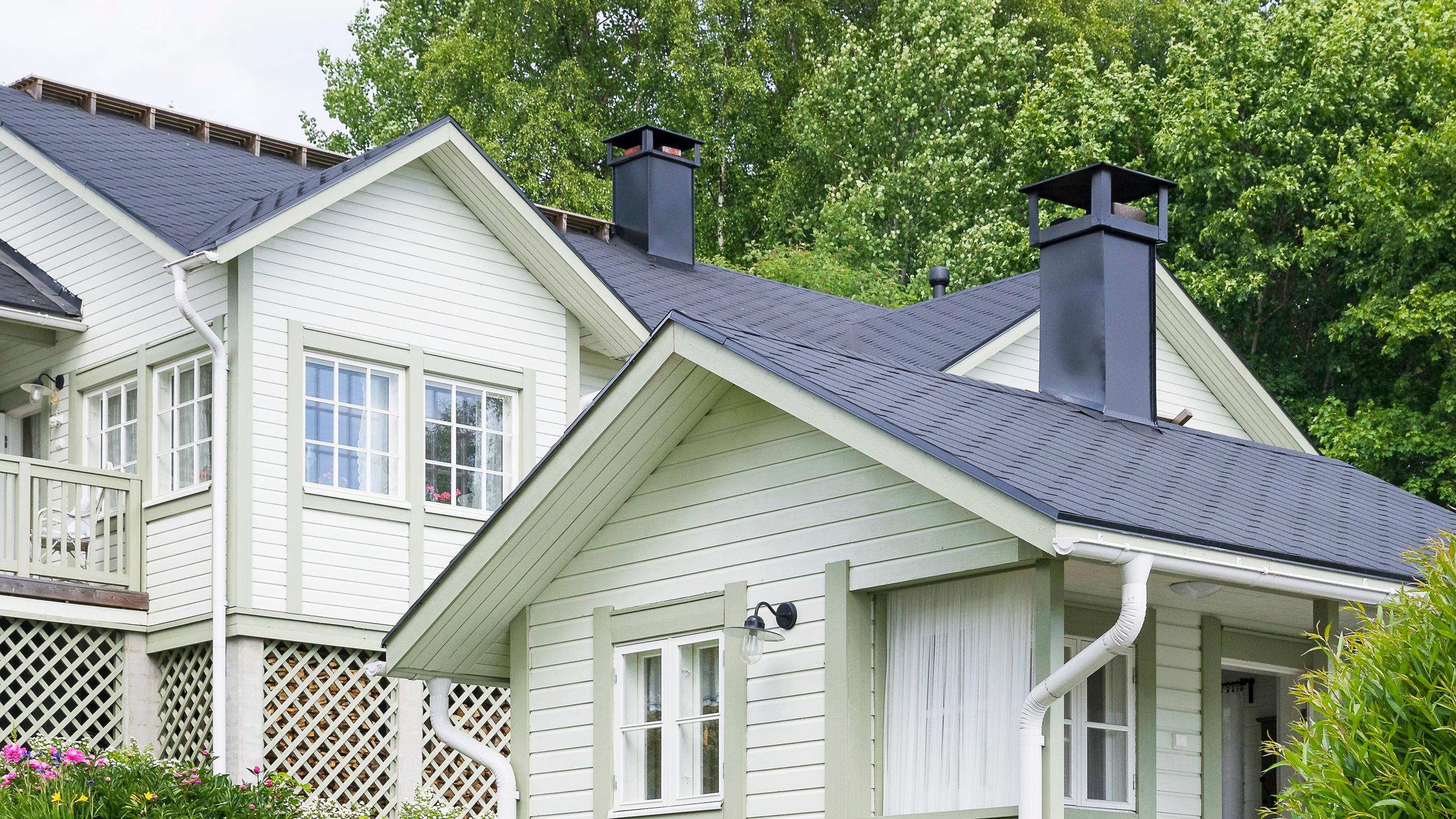 Valoisa puuhuvila historiallisessa sahamiljöössä | Meidän Mökki