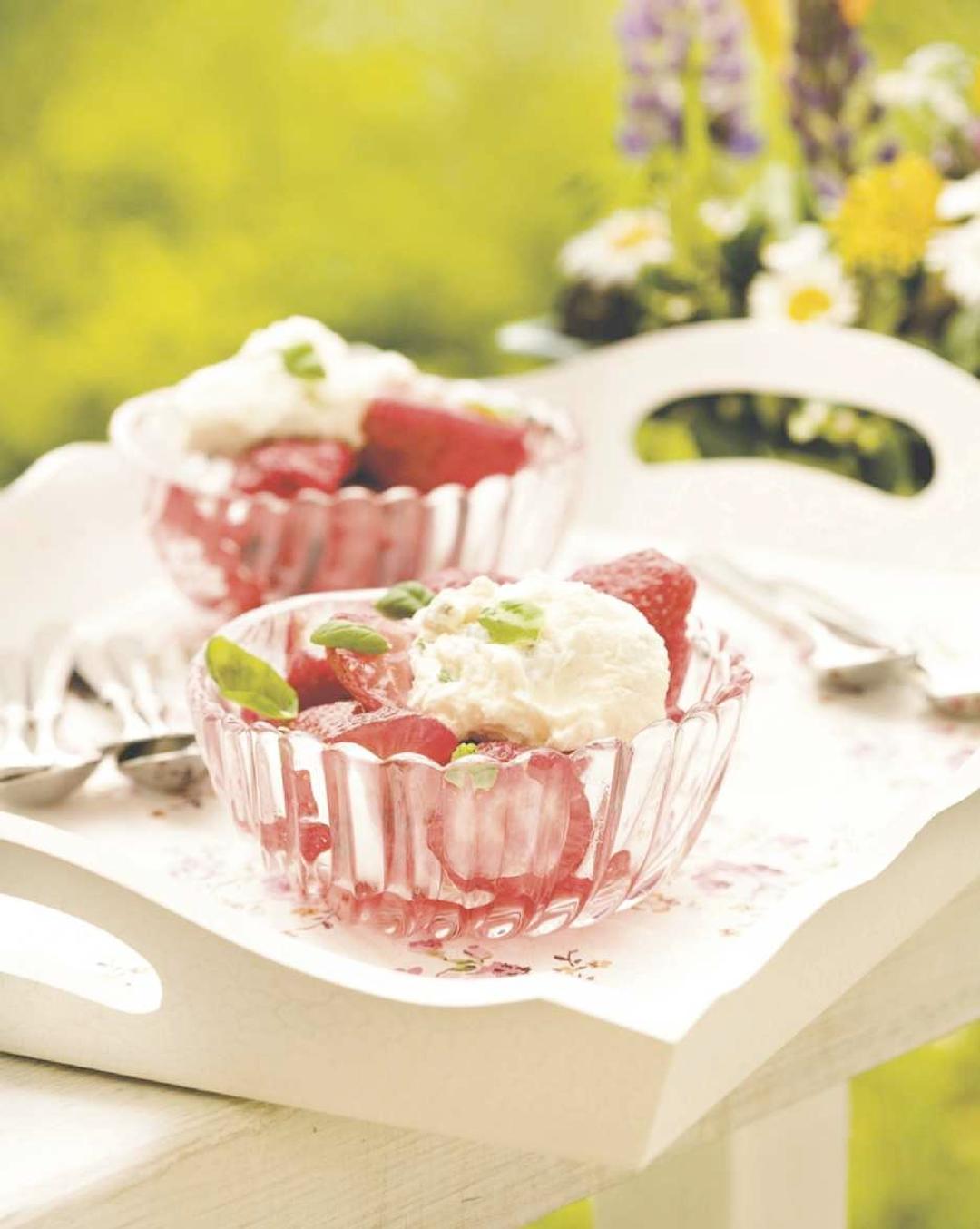 Marinoidut mansikat ja basilikavaahto | Maku