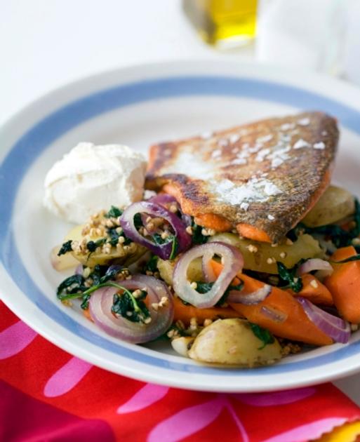 Paistettu lohi, juures-ohralisäke, piparjuuri-ranskankerma | Kotivinkki