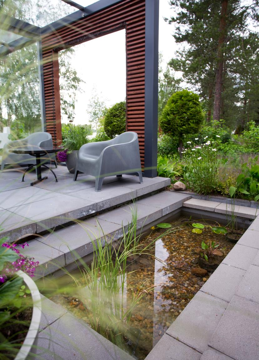 Moderni terassipiha jokimaisemalla | Avotakka