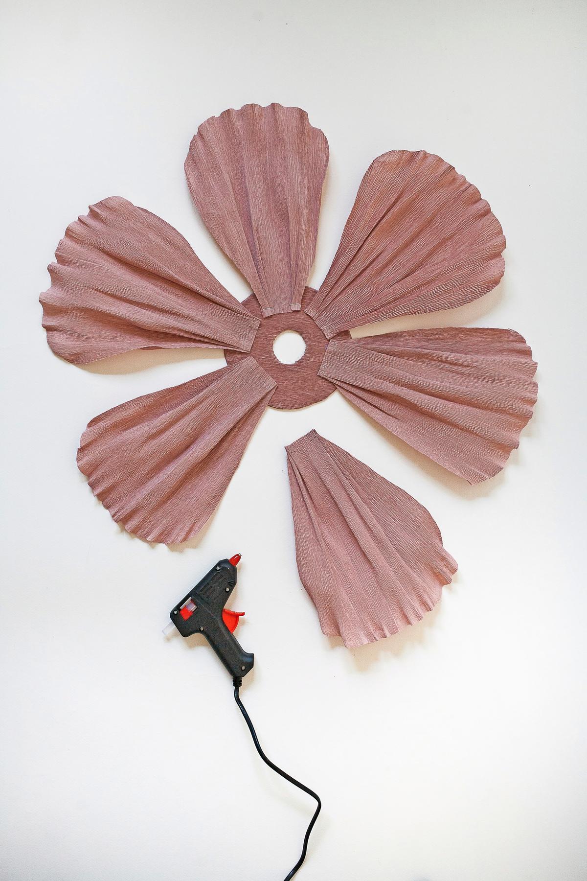 Jättikukkavalaisin kreppipaperista – katso ohje! | Kotivinkki