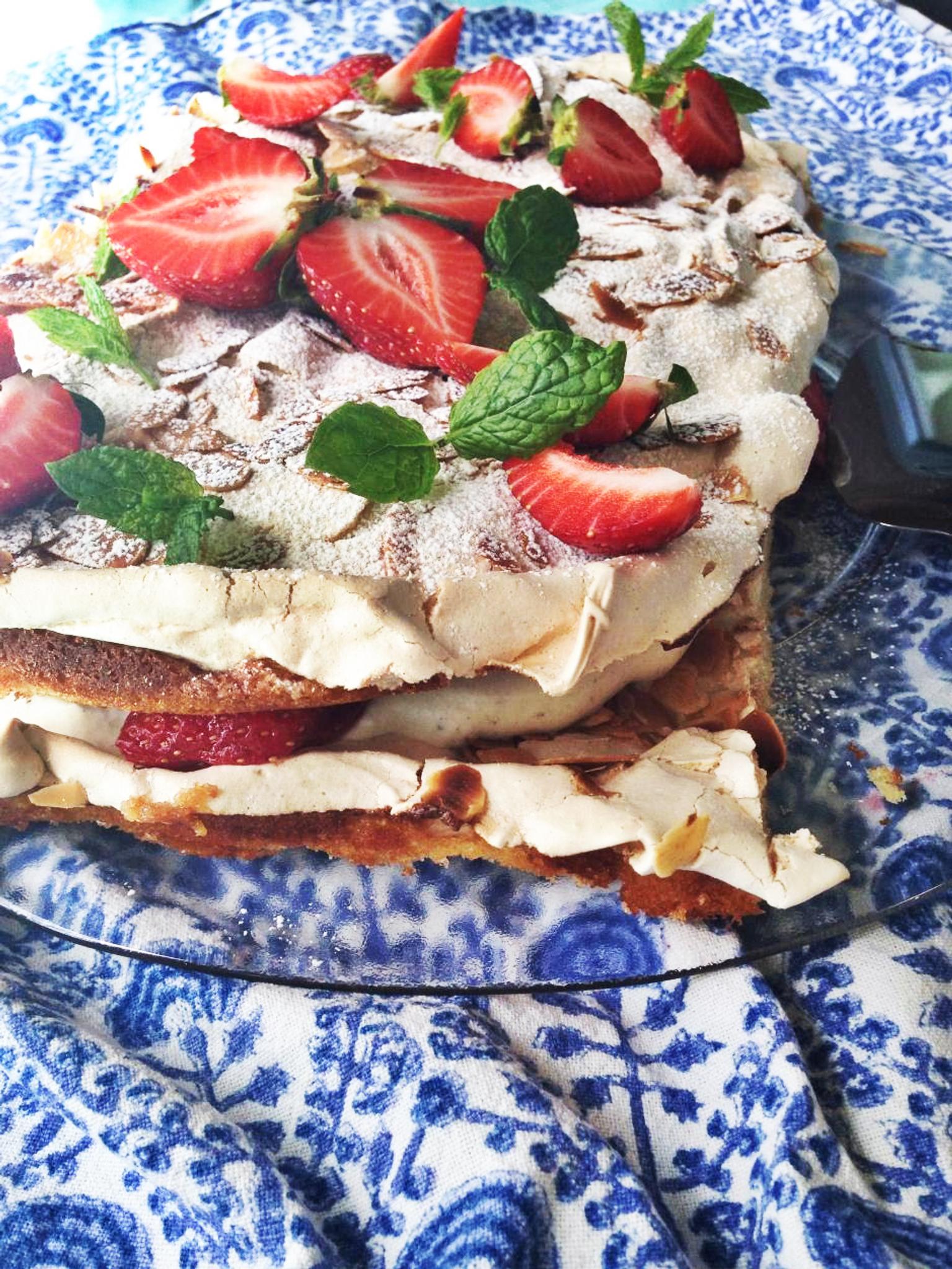 Mansikkainen britakakku eli britatorttu | Maku