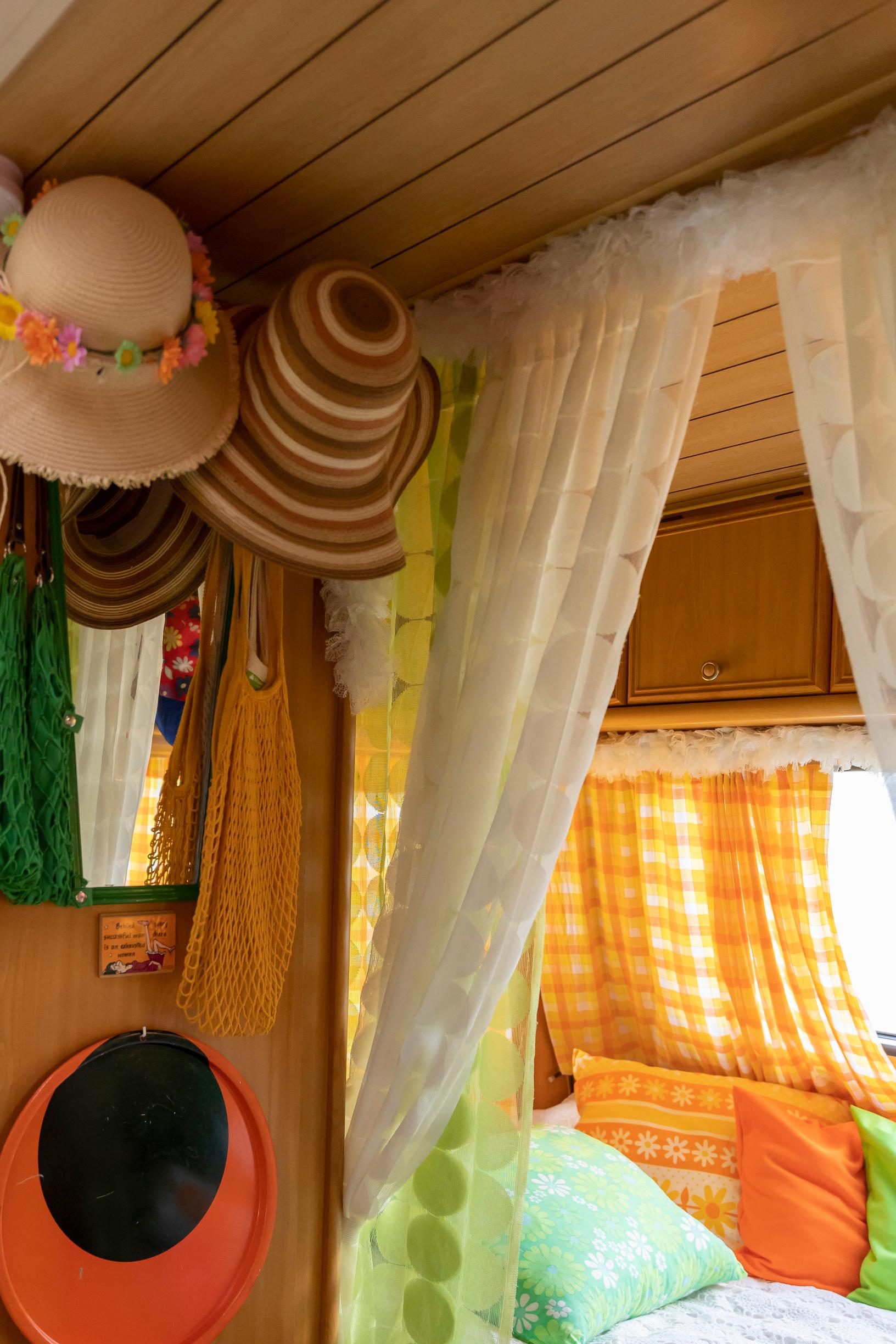 Kirsin ja Jaakon oranssi kukkavaunu | Meidän Mökki