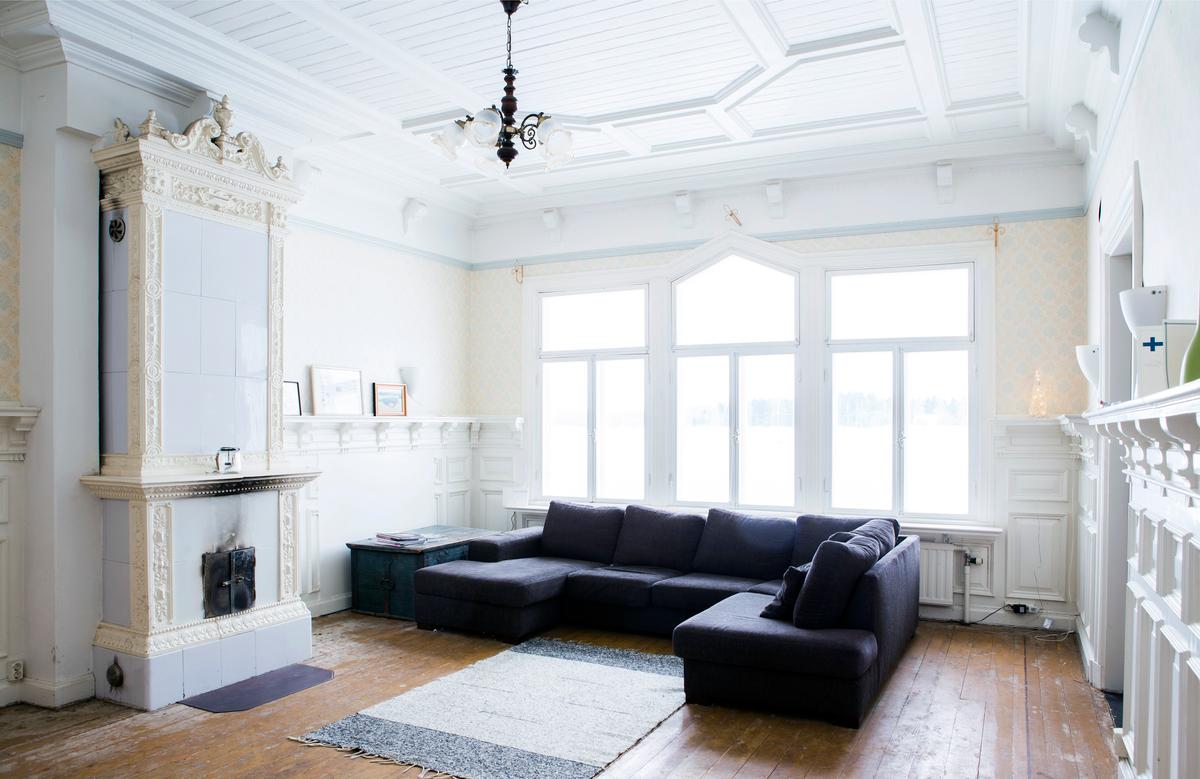 Äiti, kolme pientä lasta ja 650 neliön rämä pitsihuvila | Meidän Talo