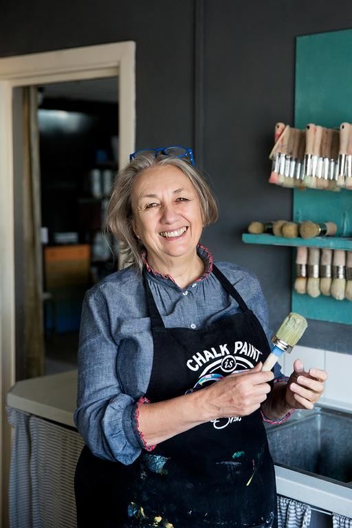 Krista ja Alisa maalasivat hirsiseinän | Meillä kotona