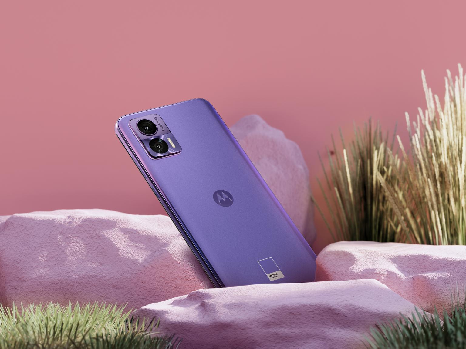 Älypuhelin pukeutuu vuoden väriin | Meillä kotona