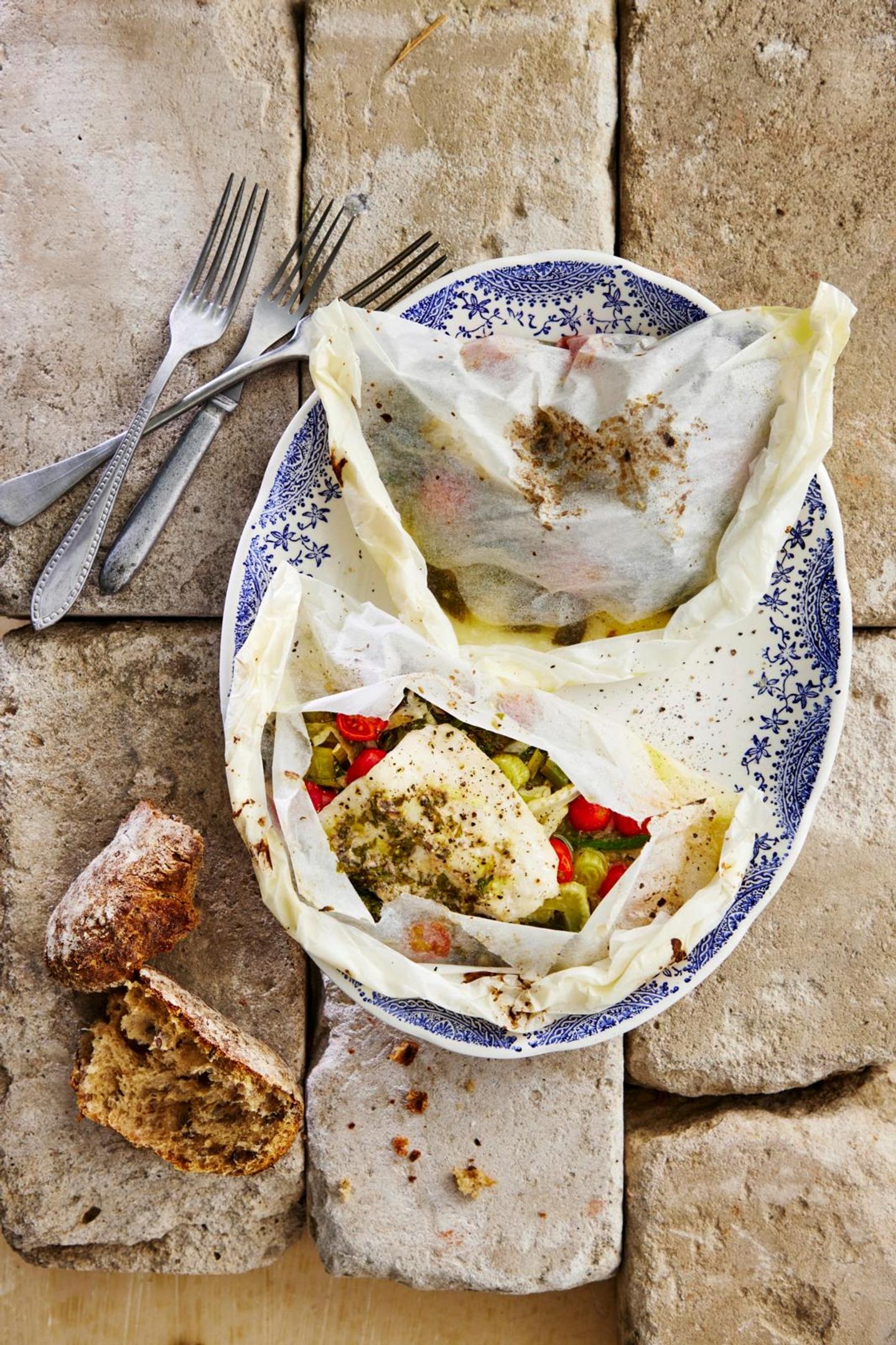 Kalaa leivinpaperikäärössä en papillote | Maku