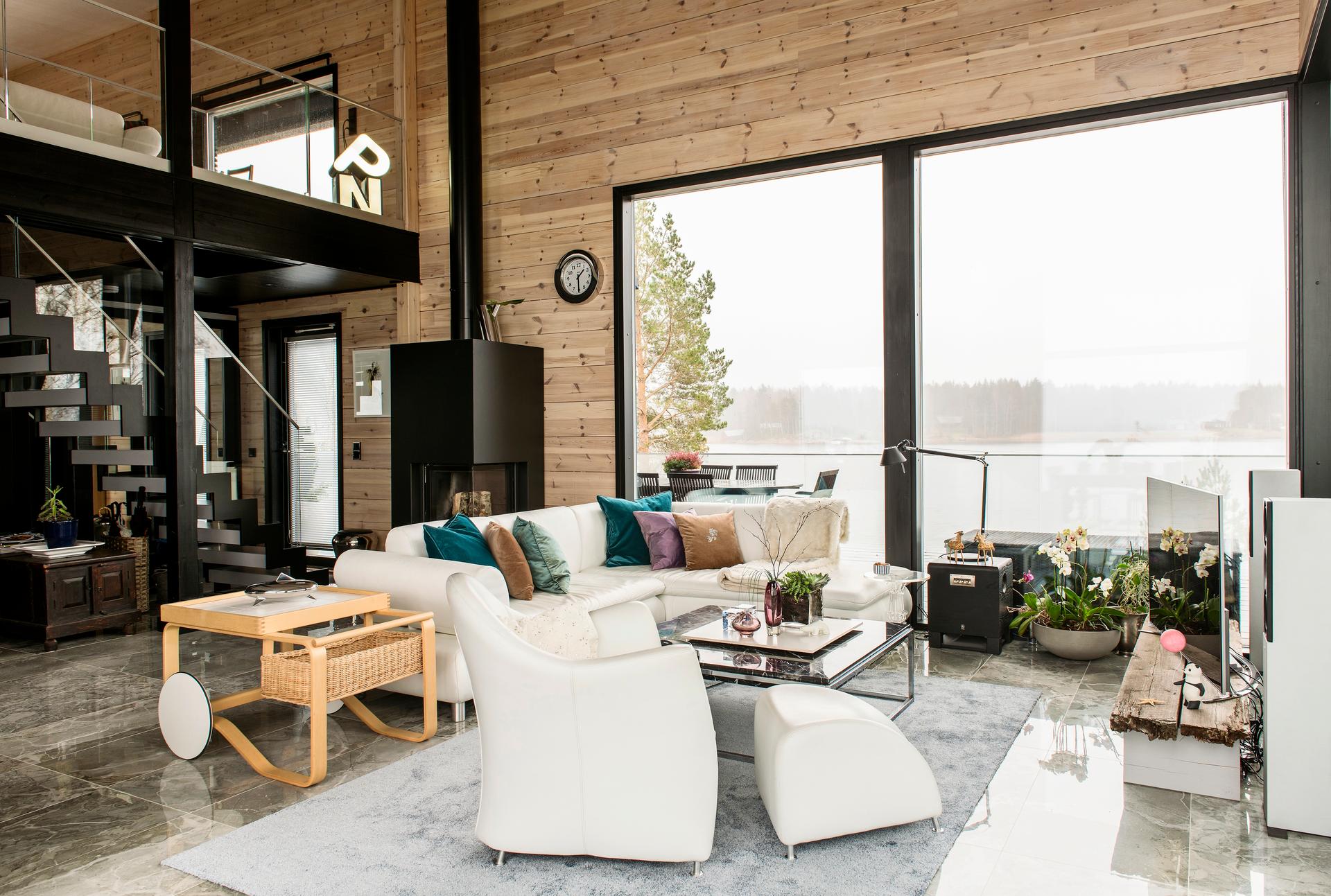 Musta hirsitalo merimaisemilla | Meidän Talo