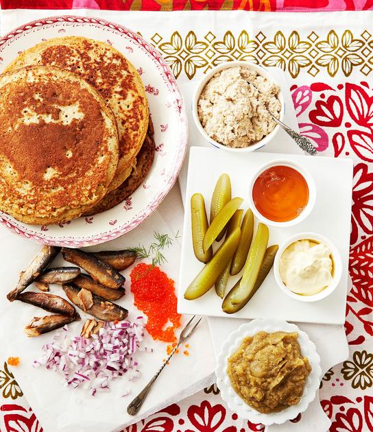 Paksut ja rapeat blinit kahdella täytteellä | Kotivinkki