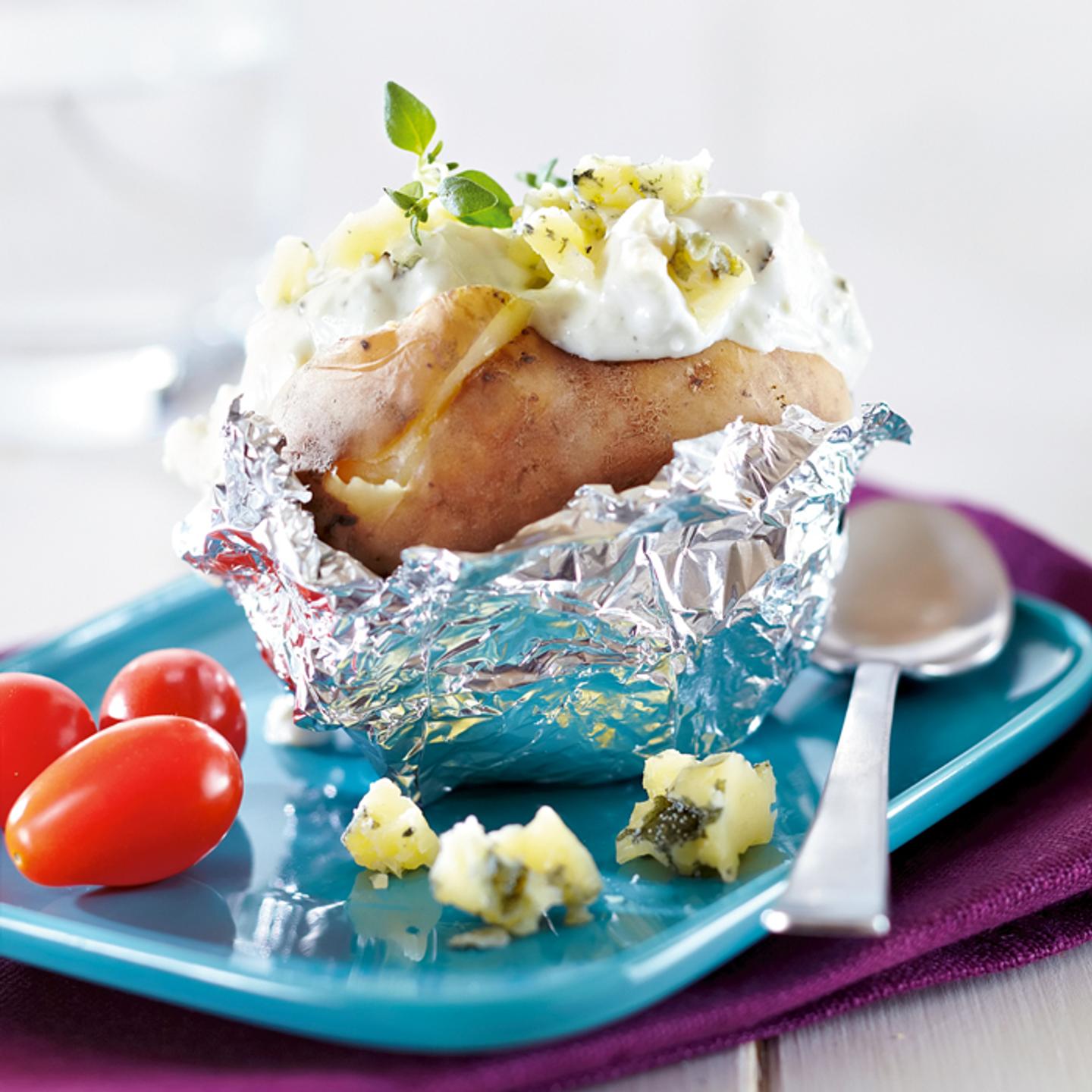 Homejuusto-uuniperunat – katso resepti! | Maku