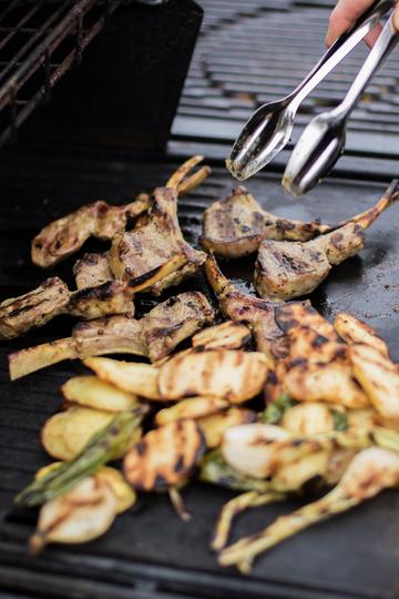 Tomahawk-pihvi grillissä – katso ohje! | Maku