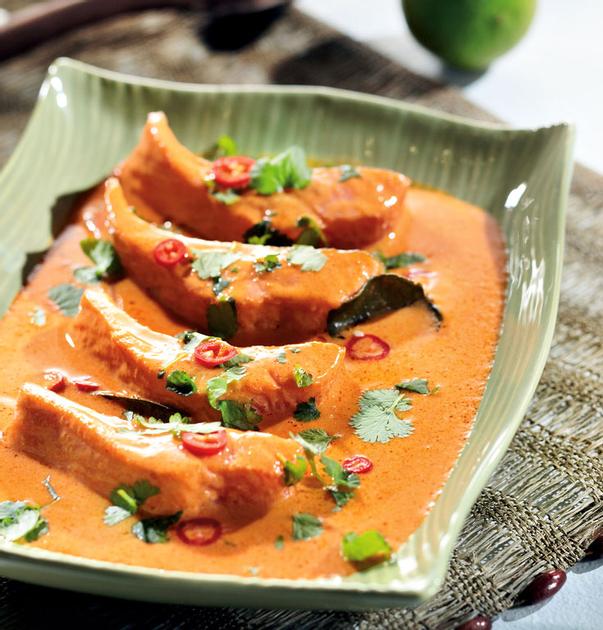 Lohta punaisessa curryssa (Chu Chee Pla) | Maku