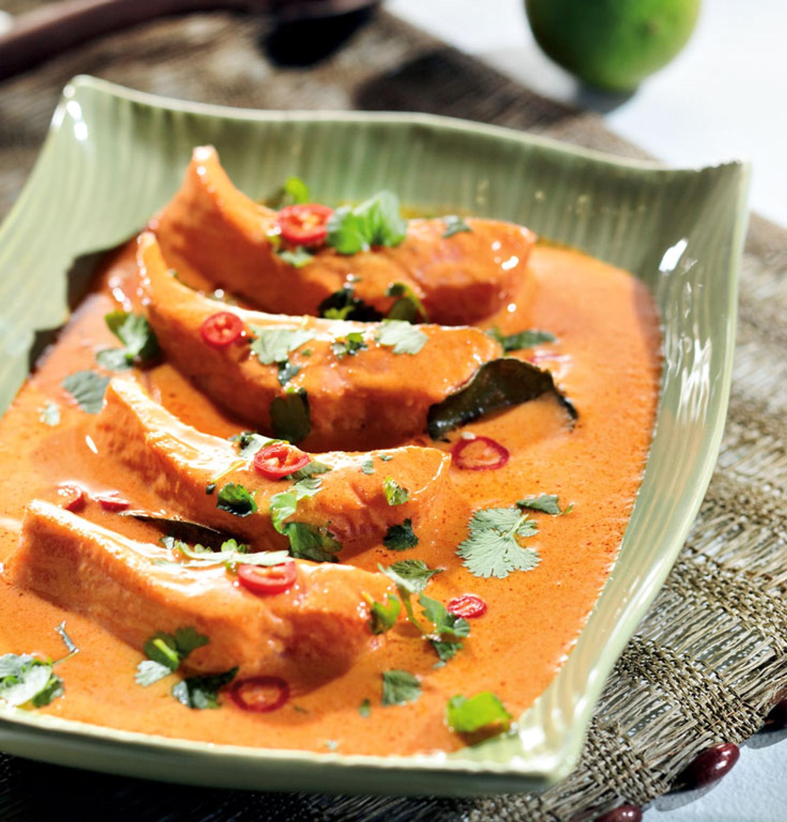 Lohta punaisessa curryssa (Chu Chee Pla) | Maku