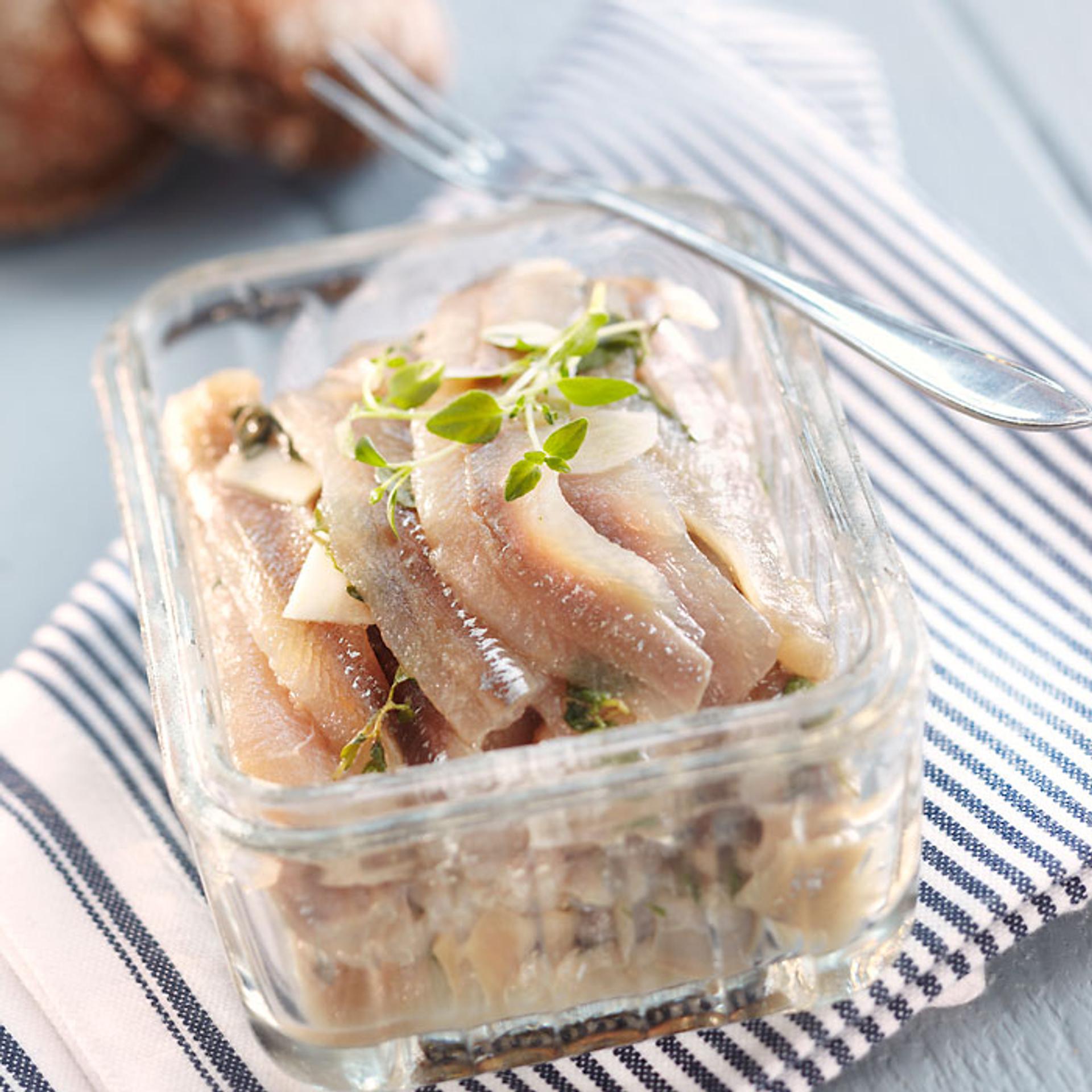 Katso, miten helposti sujuu silakkafileen nylkeminen nahattomaksi ...