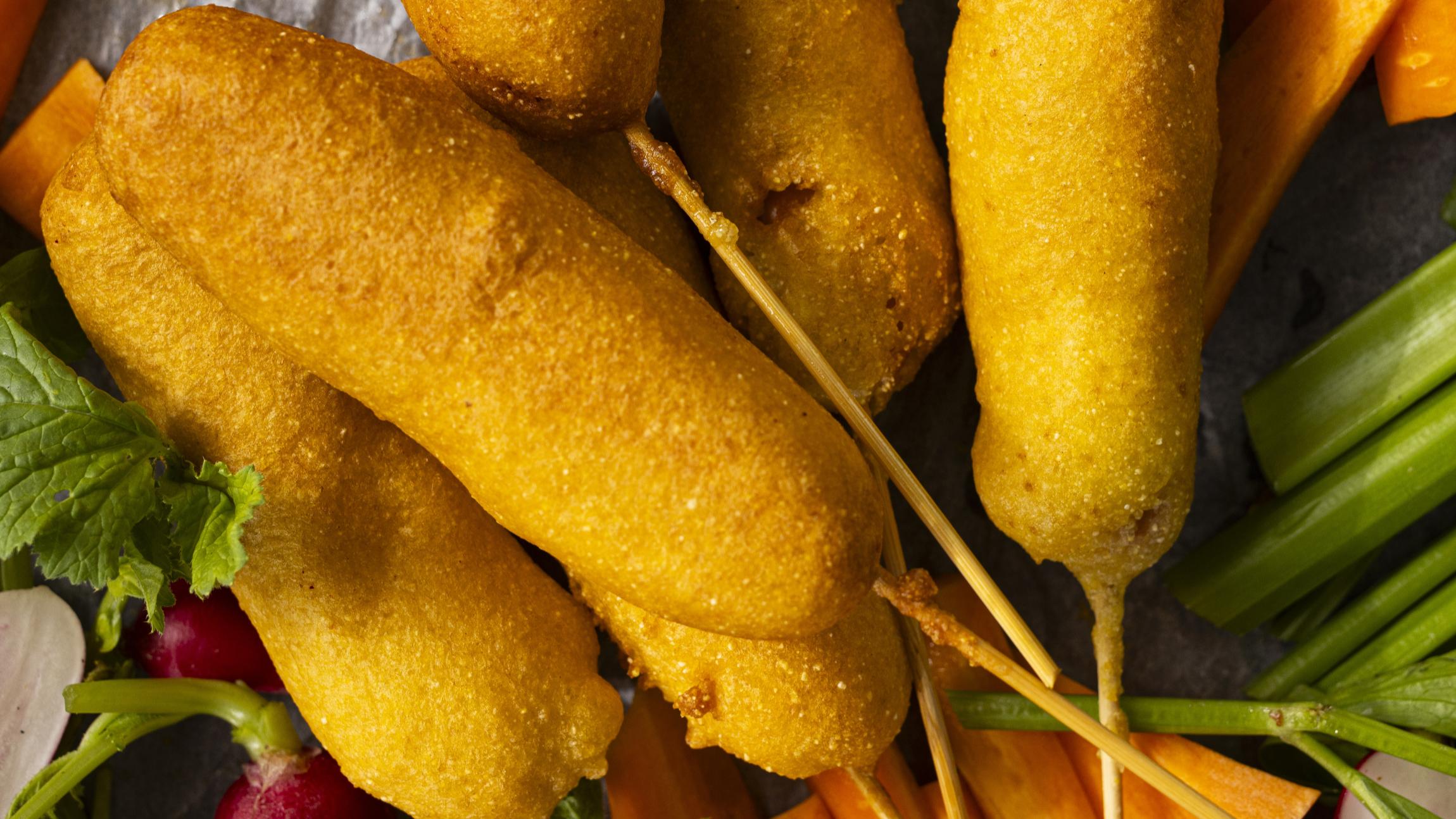 Maissikoirat eli corn dogs – katso resepti | Maku