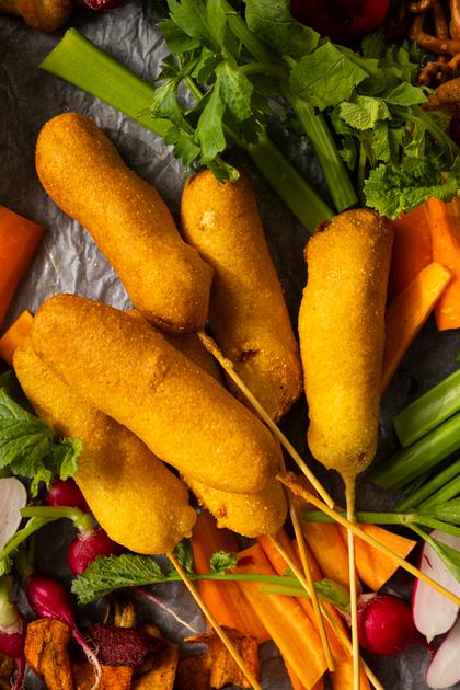 Maissikoirat eli corn dogs – katso resepti | Maku