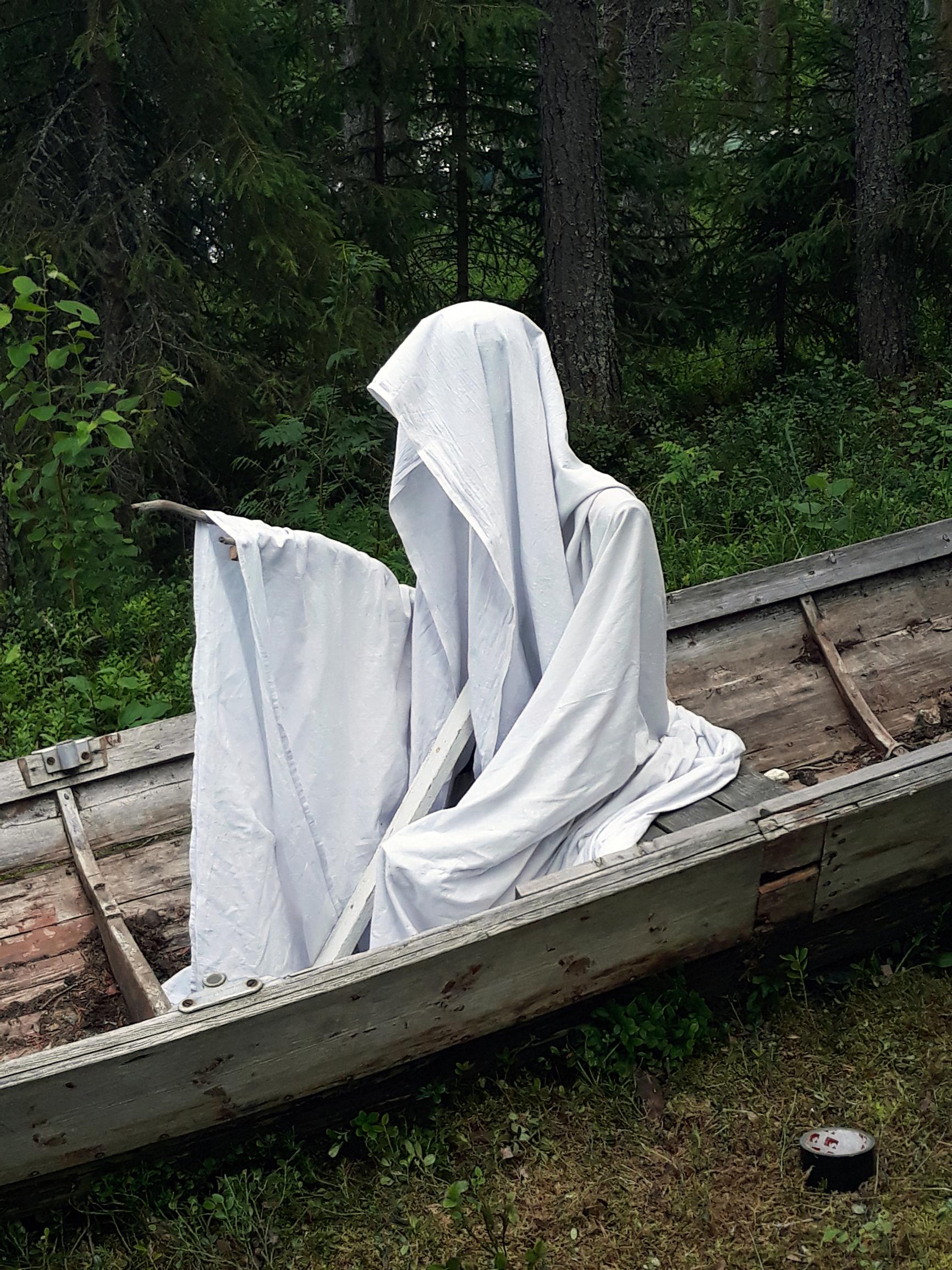 Viikatemies pihakoristeena | Kotona