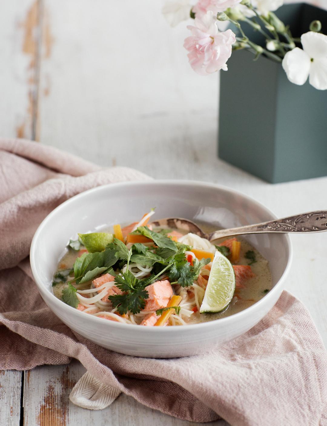 Kookos-lohikeitto – katso resepti! | Maku